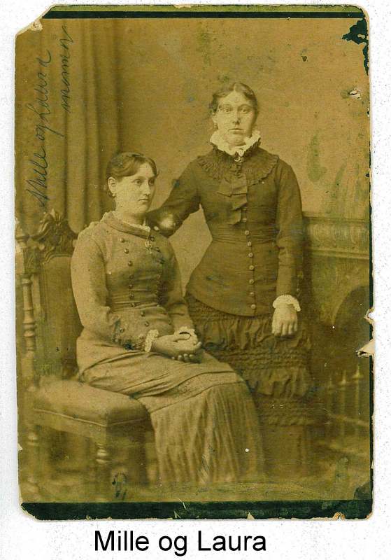 Laura Mattern til venstre og Mille Mattern til højre i 1880erne – Barn&Mor